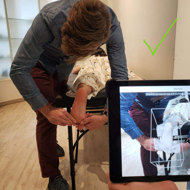 Body alignment positioning during 3D scanning for foot orthotics ...
